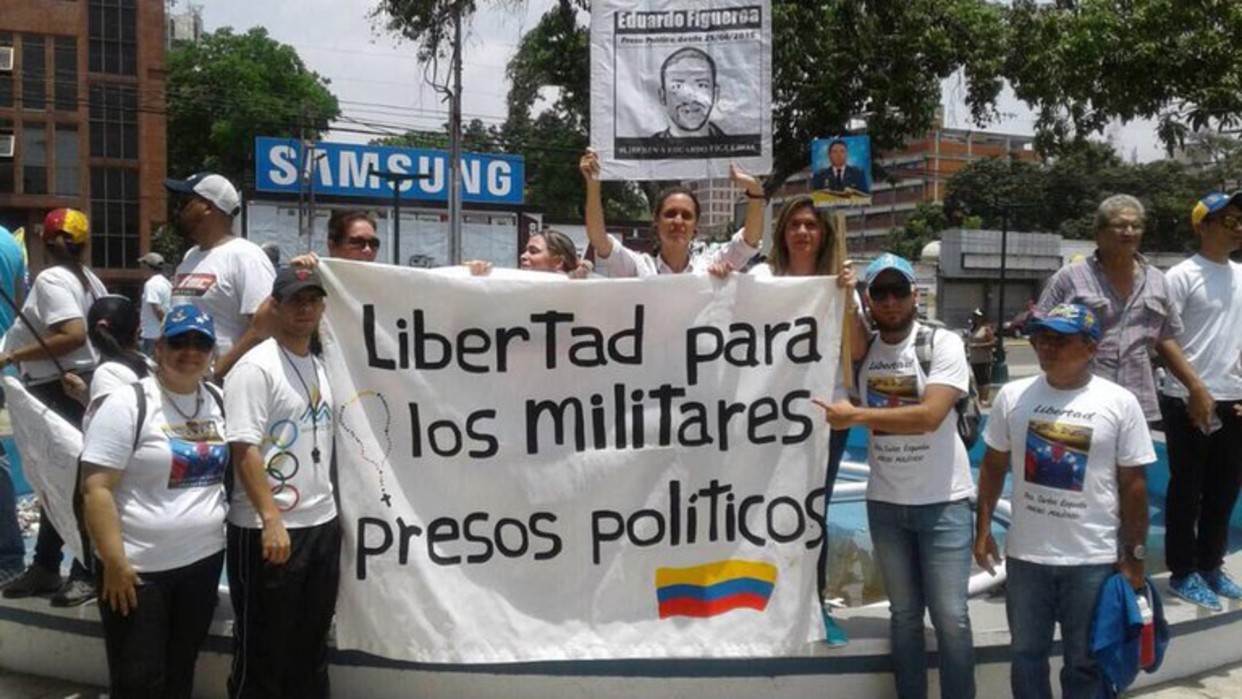 Familiares claman por la excarcelación de militares presos políticos en ...